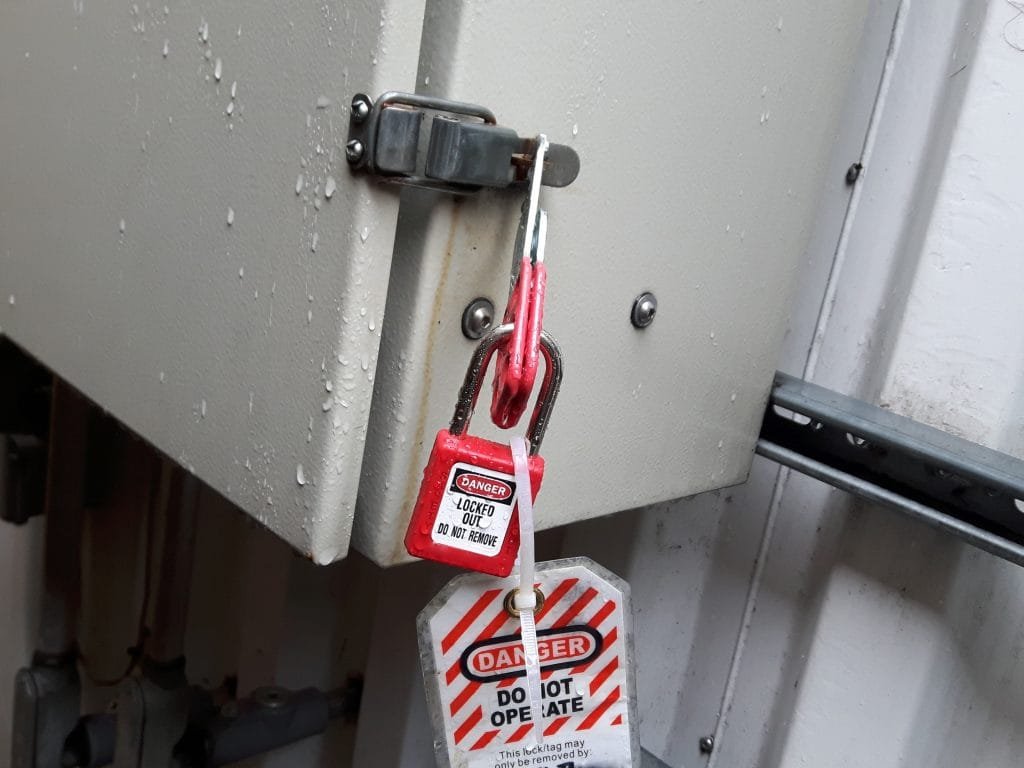 Personal para bloqueo y etiquetado de energías peligrosas (LOTO)